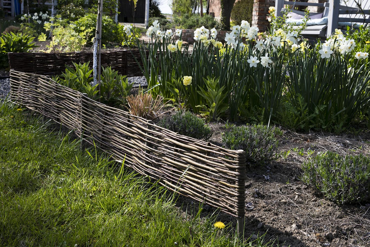 Palissades de jardin en osier – une façon naturelle de délimiter les z ...